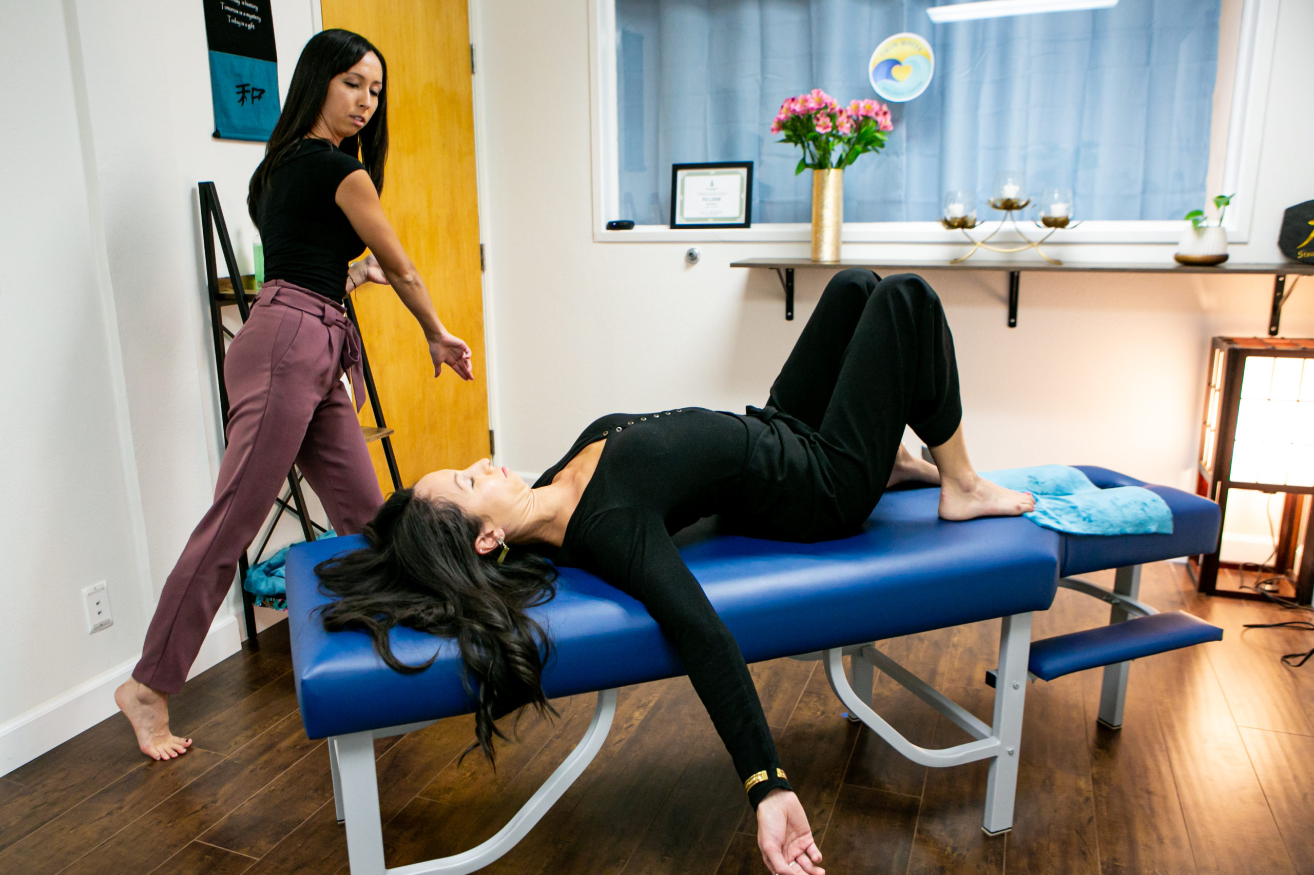 How to Find a Good Female Chiropractor : Twin Waves Wellness Center